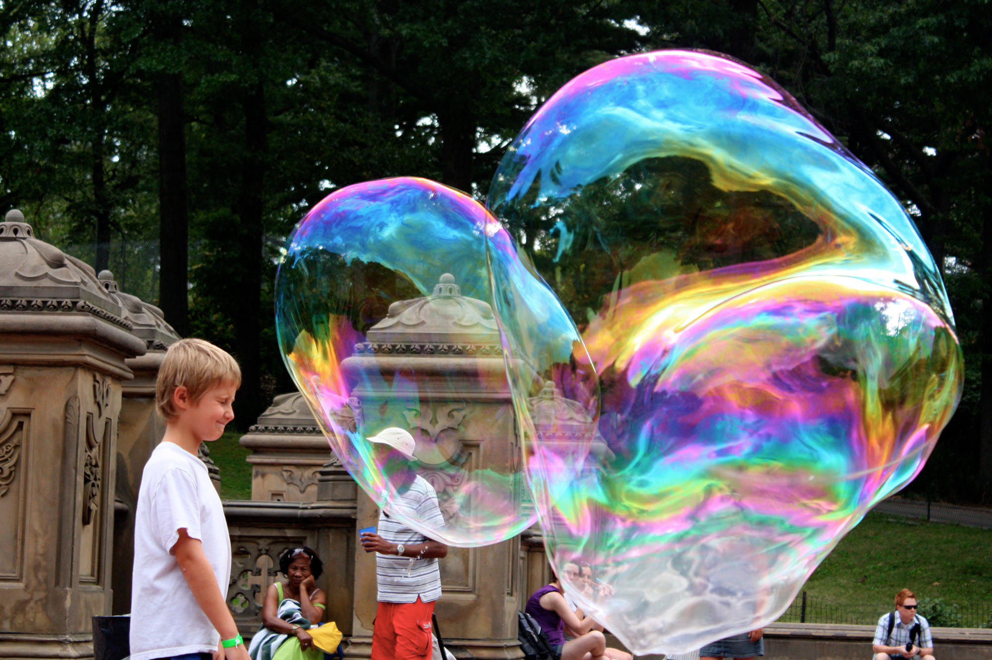 Diviértete Creando y Fotografiando Pompas de Jabón Gigantes
